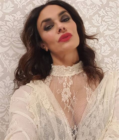 Maria Grazia Cucinotta Instagram Look Total White E Scollatura Profonda «che Eleganza