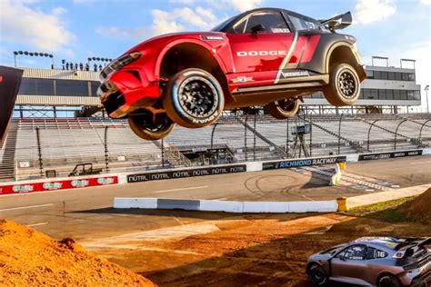 Striveme سيارة سباق في نايتروكروس بألف حصان ولن تصدق من سيقودها إليك دودج هورنيت الكهربائية