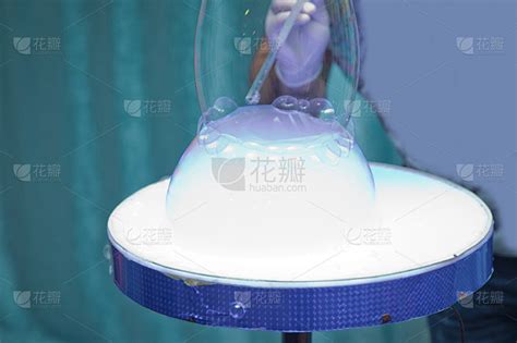 孩子们的聚会。戳破肥皂泡。肥皂泡。