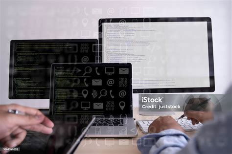 남자 작업 코딩 소프트웨어 개발자 프로그래머 데스크톱 컴퓨터 코딩은 개념에 대한 스톡 사진 및 기타 이미지 개념 개발