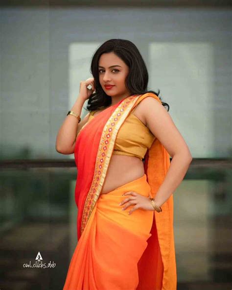 Mallu Model Ranjani Ramesh Chubby Navel Exposed In Saree