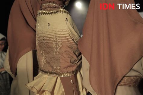 Bukti Sarung Juga Menawan Buat Cewek Gaun Pesta Sampai Kasual