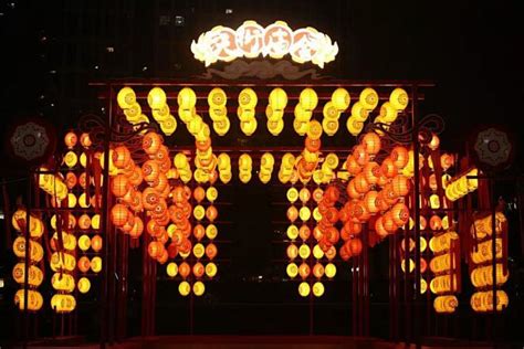 夏天来了！这款艺术灯光装置让我们重新相遇隧道 海螺隧道灵感来源于海螺，在炎炎夏日，海边是人们向往的水上游乐场，海螺是夏日的象征，更是儿时孩童的 纪念小品 ；借鉴海螺的造型，将光柱热熔变成