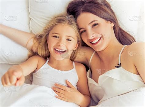 早晨母亲女儿水平画幅注视镜头父母单身母亲白人看卧室素材 花瓣网