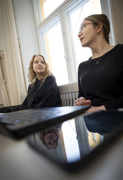 Oululainen Pinja Sivonen 17 Käyttää Somea Myös Uutisten Jakamiseen Videon Muodossa Tarjoiltu