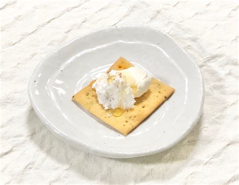 簡単⭐クリームチーズとヨーグルのせクラッカー レシピ・作り方 By くろみつきなこもち 楽天レシピ
