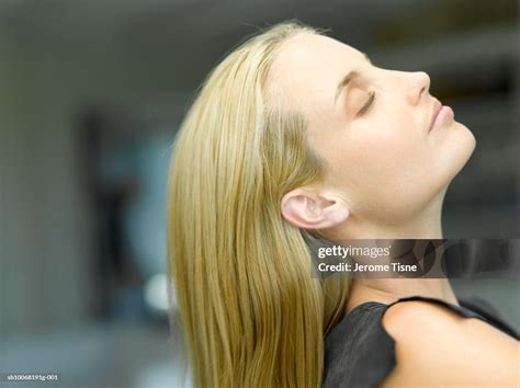 Woman Tilting Head Back Side View Close Up Stock Foto Getty Images