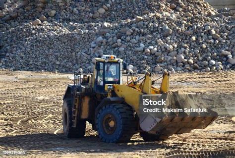 개방형 채석장에서 적재 굴착 및 굴착 작업을 기계화하기 위한 대형 대형 프론트 엔드 로더 또는 사륜 불도저 0명에 대한 스톡 사진 및 기타 이미지 Istock