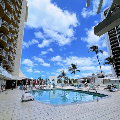 Twin Fin Waikiki Updated August 2024 223 Photos And 104 Reviews