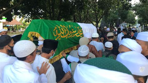 Sekampung Hadir Dipengkebumian Jiran Jiran Mereka Jauh Sudah Kukembara