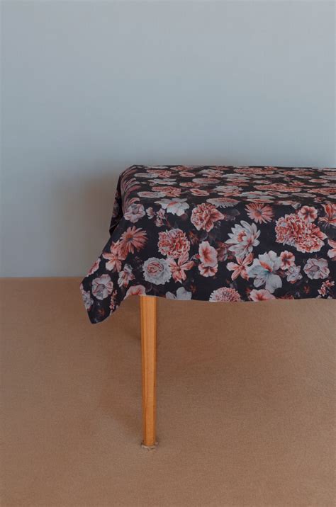 Çiçek Desen Beyaz Baskı Geleneksel Tokat Sofra Bezi Masa Örtüsü Siyah