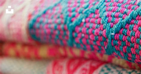 여러가지를 섞어 담은 포장 블랭킷 로트 사진 Unsplash의 무료 담요 이미지