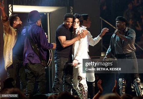 Michael Jackson Shares A Hug With His Brothers At Madison Square