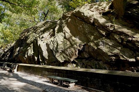 Large Rock In Central Park Nyc Editorial Photography Image Of Wall