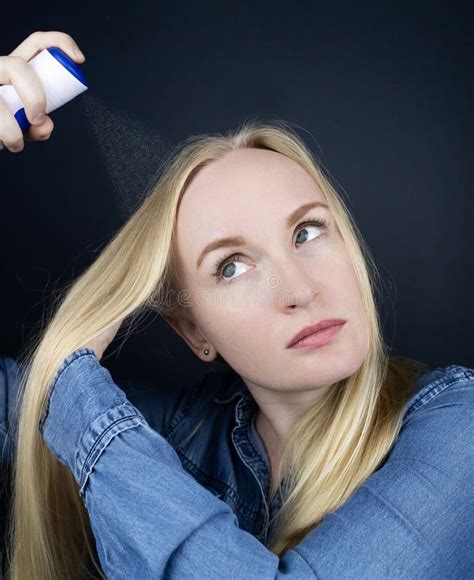Champú Seco Chica Rubia Roza Champú En Su Pelo El Problema Del Pelo