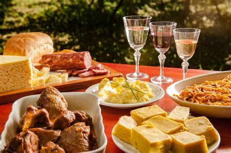 Cuisine Italienne De Différents Types Servie Sur Une Table Avec Une Nappe à Carreaux Photo Premium