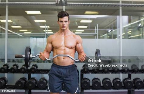 Pria Berotot Bertelanjang Dada Mengangkat Barbel Di Gym Foto Stok