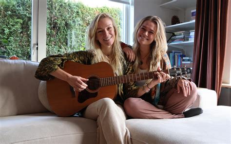 Zingende Zussen Anouk En Yora Uit Assen Houden Winterbreak Na ‘crash Maar Komen Sterk Terug