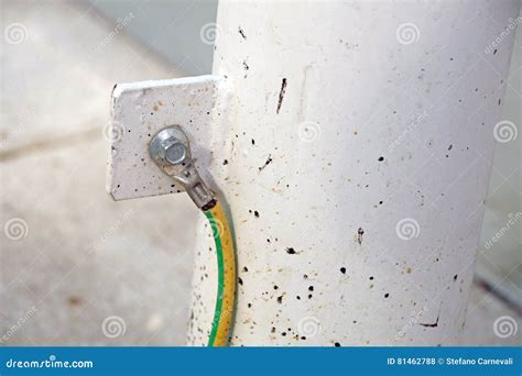 Les Fils De Masse électriques Se Sont Reliés à Un Plat De Jonction En Métal Photo Stock Image