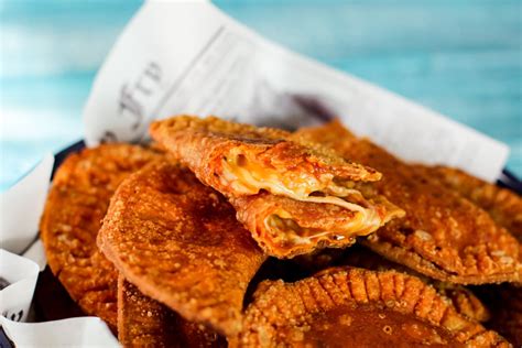 Easy Pizza Empanada Empanadilla De Pizza Latina Mom Meals