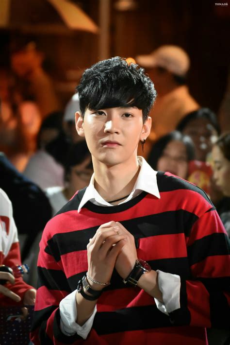 ปักพินโดย Thainá Pinheiro ใน 2moons คนดัง