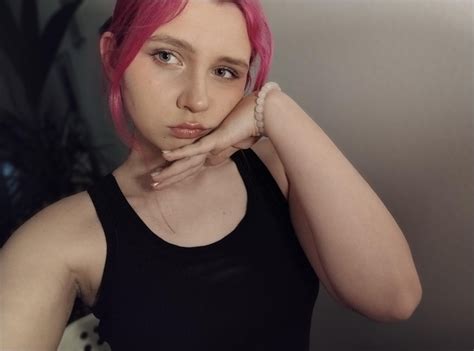 [16f] I Used My Aunts Enormous Makeup Drawer To Try Out A New Look I