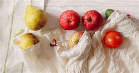 제로 웨이스트 식품 쇼핑 과일이 있는 에코 천연 가방 친환경 플랫 레이 지속 가능한 라이프 스타일 개념입니다 플라스틱 무료 품목 재사용 감소 재활용 거부