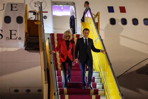 Lip Reader Reveals What French President Emmanuel Macrons Wife