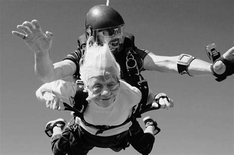 Dorothy Hoffner Nie żyje Niedawno 104 Latka Skoczyła Ze Spadochronem Szczecin Radio Eska