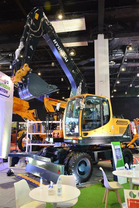 Hyundai R140w 9s Excavator At Philconstruct In Pasay Philippines