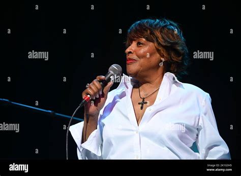 Gwen Dickey Performs Live On Stage During The Giants Of Soul Tour At
