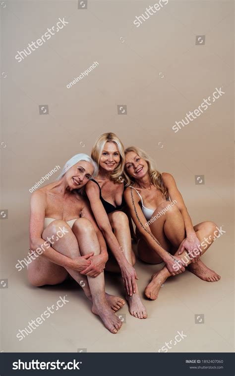 1 677 420 Imágenes De Mujeres Sin Ropa Interior Imágenes Fotos Y