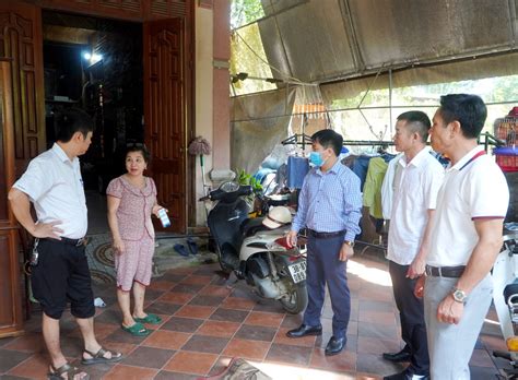 Lãnh đạo CDC Hà Tĩnh giám sát côn trùng gây hại trên người tại Hương Khê