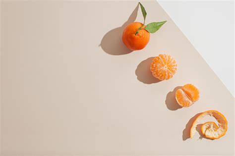 파스텔 베이지 색 배경에 신선한 귤이나 오렌지로 만든 창조적 인 배경 과일에 대한 스톡 사진 및 기타 이미지 과일 중국 관리 0명 Istock