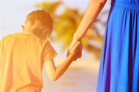 Madre E Figlio Che Si Tengono Per Mano Sulla Spiaggia Fotografia Stock