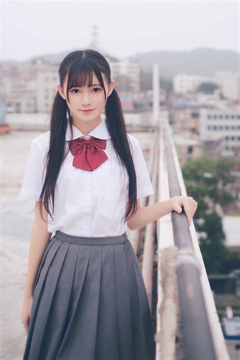 スクール水着のjk高校生が椅子にお座りパンチラの画像 ロリの個人撮影