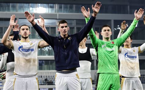 Dva Stranca U Fokusu Crvene Zvezde Za Rešavanje Problema