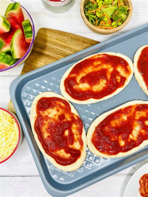 Pitta Pizza Quick And Easy Pizza Recipe Daisies And Pie