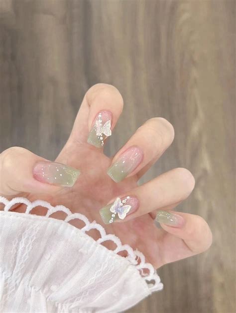 立即使用24入組長棺形假指甲升級你的風格 法式風格，粉膚及淺綠色碰撞，裝飾有蝴蝶和閃爍亮片。適用於韓國和日本風格的女性，附1件jelly膠和指甲文件。可隨時拆卸並重複使用，可應用於派對、活動