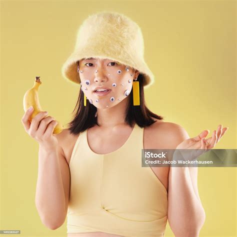 여자 바나나 전화 통화 및 스튜디오 초상화 질문 또는 눈 스티커 아트는 혼란스러운 얼굴에 있습니다 아시아 모델 소녀 노란색 배경 또는 과일과 함께 미용 미적 또는 미용