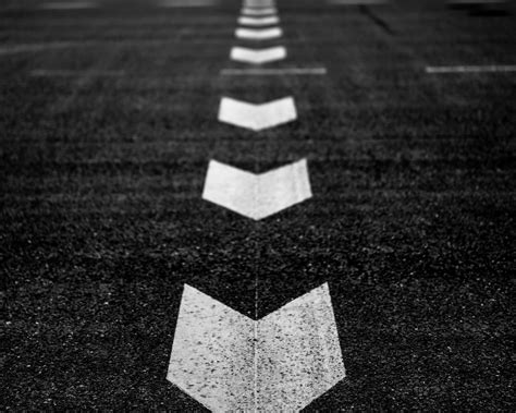 Download Wallpaper 1280x1024 Marking Arrows Bw Asphalt Road
