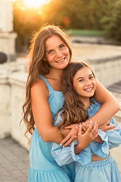 Retrato De Madre E Hija Con Vestidos Azules Con El Pelo Largo Que Fluye