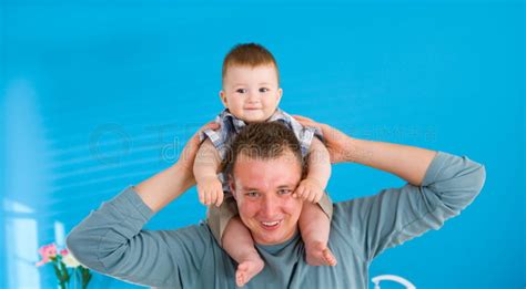 爸爸高清图片 爸爸抱着快乐的宝宝 爸爸抱着快乐的宝宝图片免费下载 5143712470 千图网pro