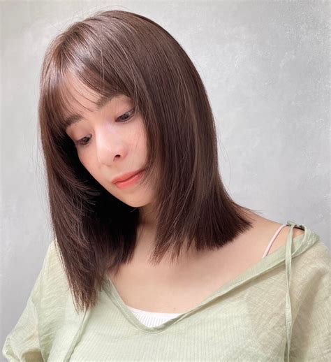 重めの量感の【ミディアムストレート】であか抜け！カラーで透明感＆ツヤをプラス Lee