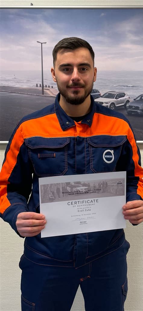 Idag Tog Jag äntligen Examen Från Första Delen Av Mandl School Eroll Zuta