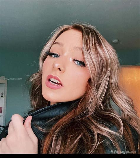 Download Zoe Laverne Teen Digital Influencer Wallpaper