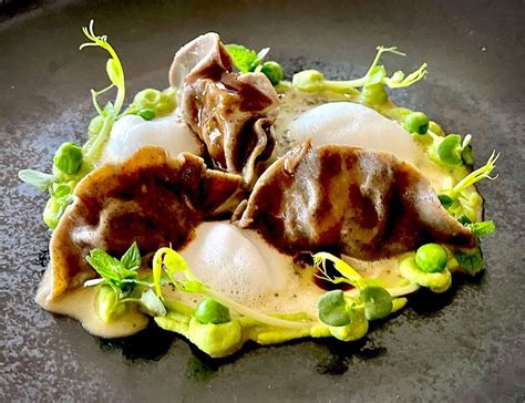 Hanf Maultaschen Mit Lammfleischfüllung Erbsenpüree Und Sauce Von