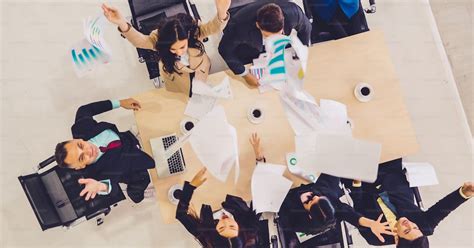 성공적인 사업가들은 사무실 테이블에서 기쁨으로 함께 축하합니다 젊은 사업가와 사업가 노동자들은 팀워크로 성공을 보여주는 쾌활한 승리를 표현합니다 사진 Unsplash