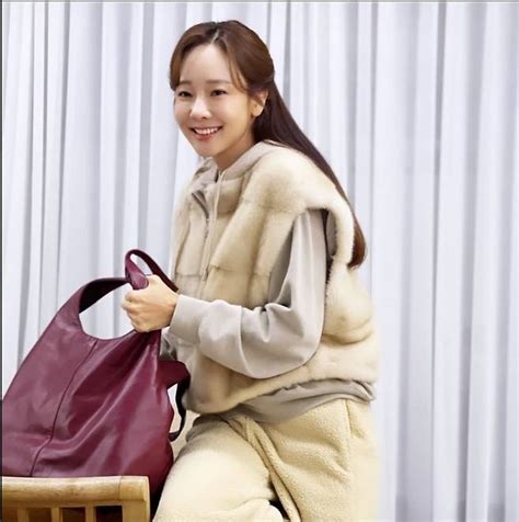소유진 예쁜 엄마의 힐링룩 포근한 퍼 베스트에 머플러로 완성한 겨울 일상 스타일 뷰티는 내운명