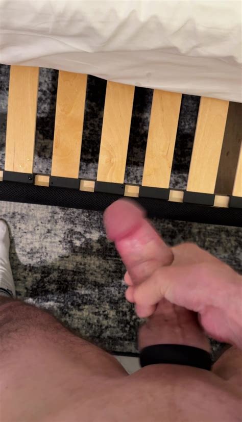 Cumming Under Hotel Bed 日本語で